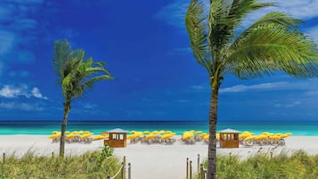 Na praia, toldos de praia (sobretaxa), espreguiçadeiras