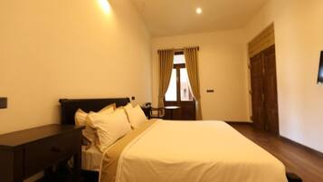 Super Deluxe with Lobby View | Minibar, cofre no quarto, secretária, Wi-fi grátis