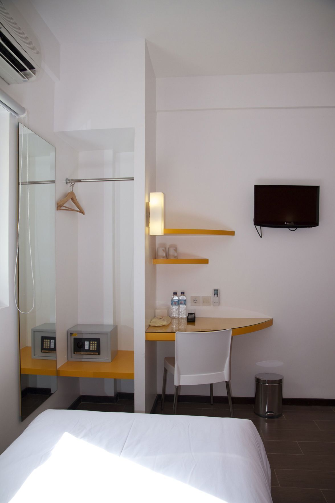 Cofres nos quartos, escrivaninha, quartos à prova de som