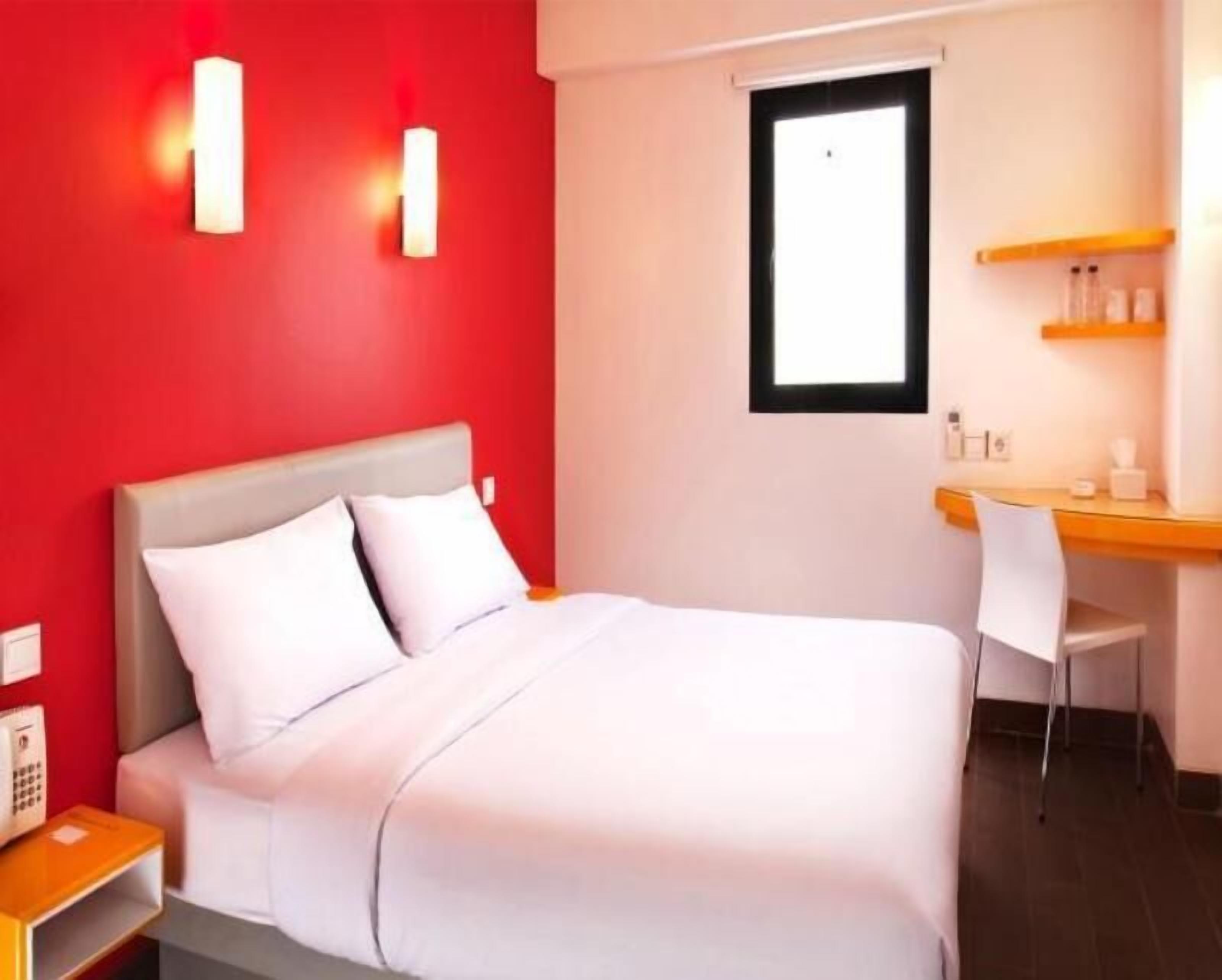 Cofres nos quartos, escrivaninha, quartos à prova de som