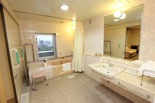 Quarto, não fumadores (Universal ) | Casa de banho | Uma combinação polibã/banheira, um secador de cabelo, chinelos, um bidé 