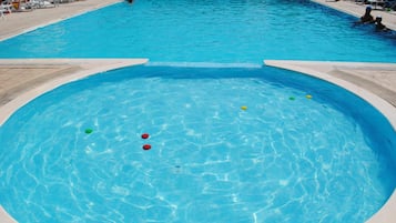Piscina exterior, guarda-sóis
