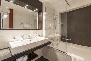 Quarto Quádruplo | Casa de banho | Um polibã, um secador de cabelo, toalhas fornecidas 