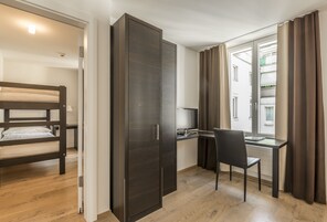 Quarto quádruplo | Roupas de cama premium, cofres nos quartos, escrivaninha