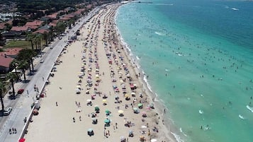 Perto da praia, areia branca, prática de pesca