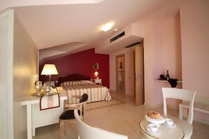 Suíte, 1 cama de casal | Frigobar, cofres nos quartos, escrivaninha, cortinas blackout