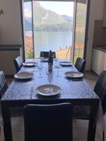 Condo clássico, vista para o lago | Área de estar | TV