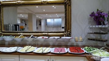 Café da manhã com buffet grátis todos os dias