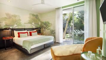 Quarto casal superior, sacada | Cofres nos quartos, individualmente decorados