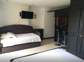 Apartamento Superior, cozinha | Roupa de alta qualidade, minibar, cofre no quarto, secretária 