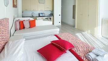Estúdio clássico | Roupas de cama premium, camas Select Comfort, escrivaninha