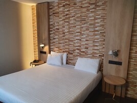 Roupas de cama premium, frigobar, cofres nos quartos
