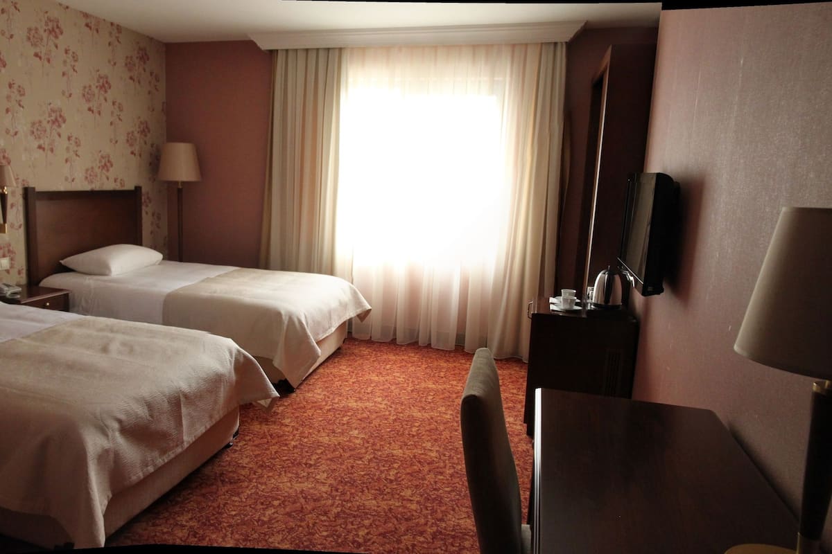 Quarto triplo standard | Roupas de cama premium, edredons de pluma