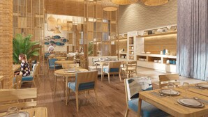 Restaurante com mobiliário de madeira, luminárias de teto feitas de fibras trançadas e parede de tijolos.