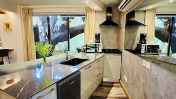 Apartamento | Cozinha americana privada | Micro-ondas, cafeteira/chaleira, chaleira elétrica