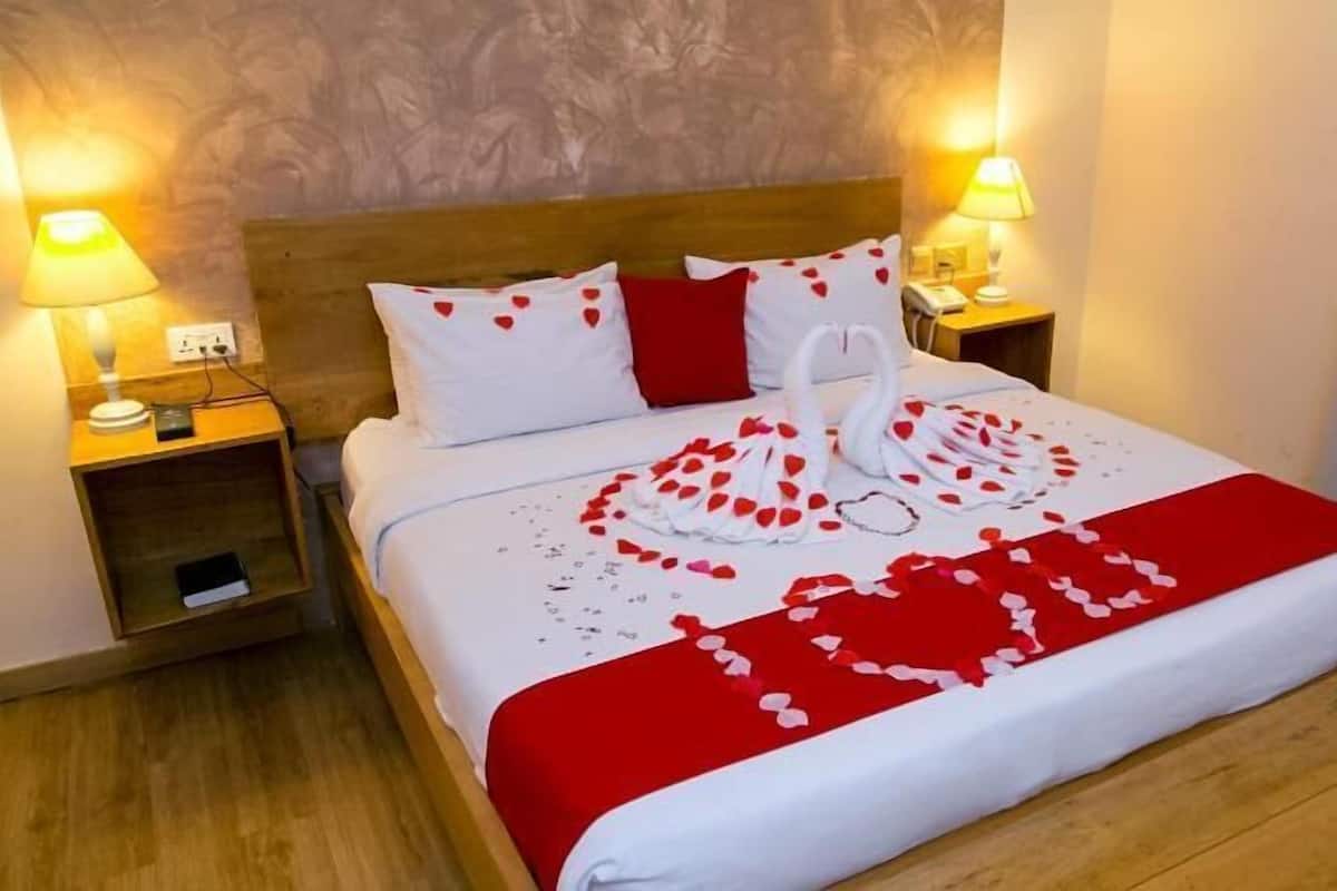 Frigobar, cofres nos quartos, individualmente mobiliados, escrivaninha