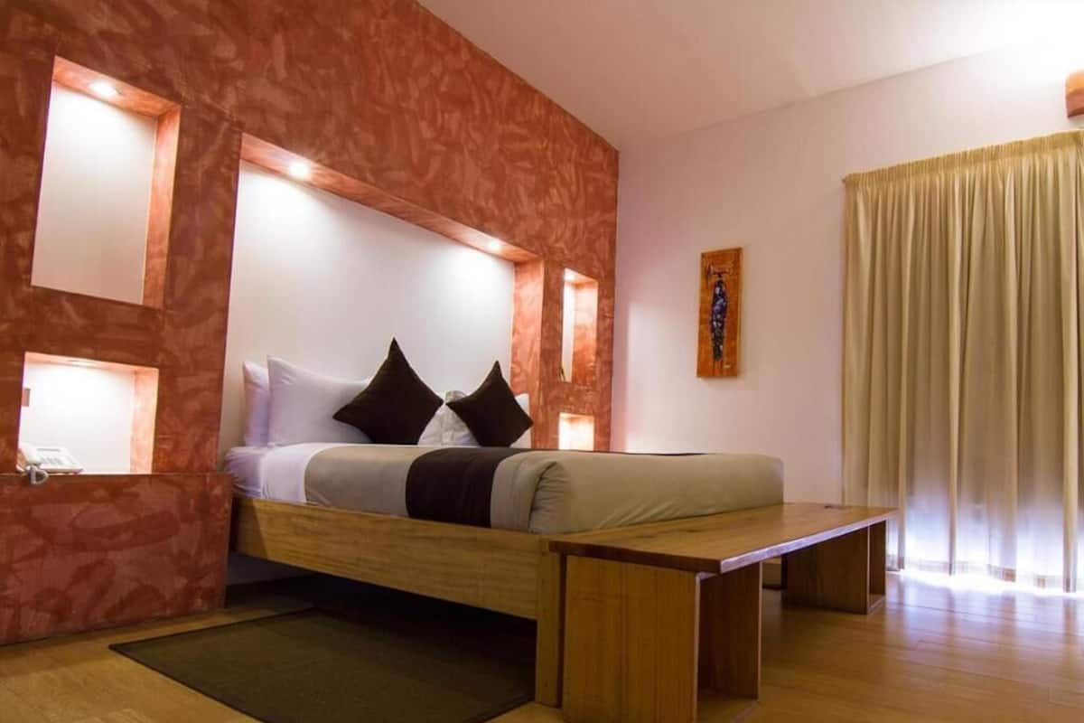 Frigobar, cofres nos quartos, individualmente mobiliados, escrivaninha