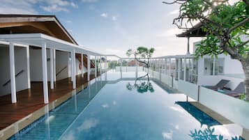 Piscina externa, espreguiçadeiras