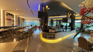 Pequenos-almoços servidos, cozinha local e internacional 