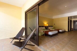 Cofre no quarto, com decoração personalizada, ferro/tábua de engomar 