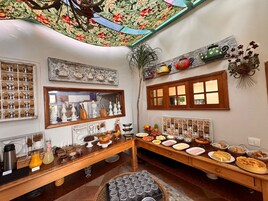 Café da manhã com buffet grátis todos os dias