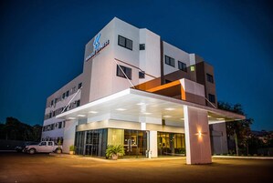 Fachada da propriedade à noite