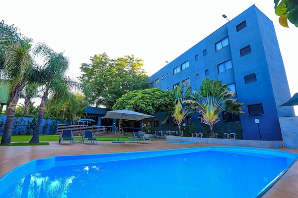 Piscina exterior, guarda-sóis, espreguiçadeiras