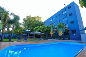 Piscina externa, guarda-sóis, espreguiçadeiras