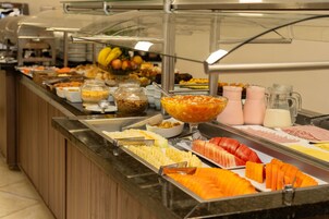 Buffet com diversos alimentos e bebidas.