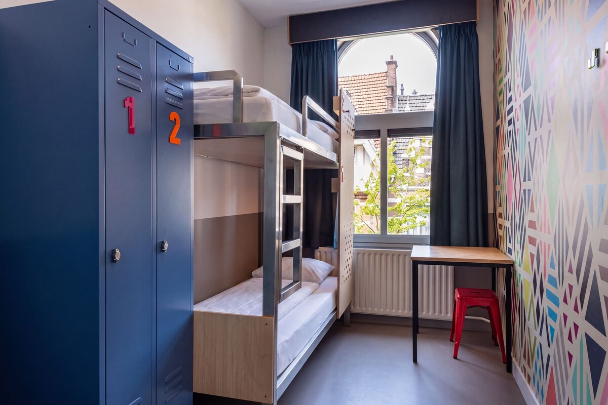Quarto Twin Básico, casa de banho privativa (Bunk bed) | Cofre no quarto, Wi-fi grátis, roupa de cama fornecida 