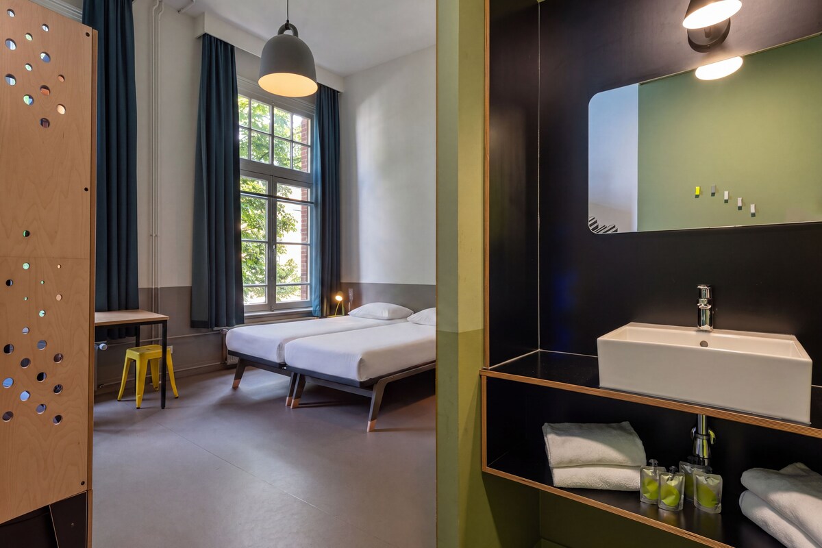 Quarto Quádruplo Familiar | Cofre no quarto, Wi-fi grátis, roupa de cama fornecida 
