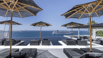 Piscina exterior, guarda-sóis, espreguiçadeiras