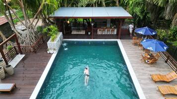 Piscina exterior, toldos gratuitos, guarda-sóis