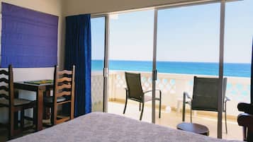 Quarto Deluxe, 1 cama king-size, vista para o oceano | Edredões de penas, minibar, cofre no quarto