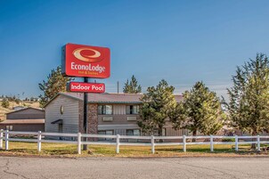 Um hotel chamado Econolodge com piscina interna.