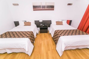 Quarto Superior, 2 camas queen-size | Edredões de penas, minibar, cofre no quarto, secretária 
