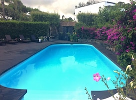 Piscina exterior, guarda-sóis, espreguiçadeiras