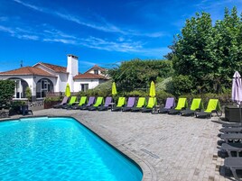 Piscina externa, guarda-sóis, espreguiçadeiras