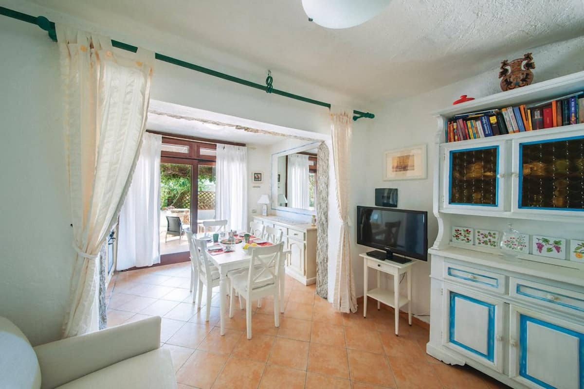Apartamento Standard, 2 quartos | Sala de estar | TV de ecrã plano 