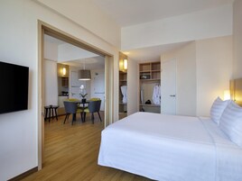 Quarto executivo, 1 cama Queen | Cofres nos quartos, escrivaninha, cortinas blackout