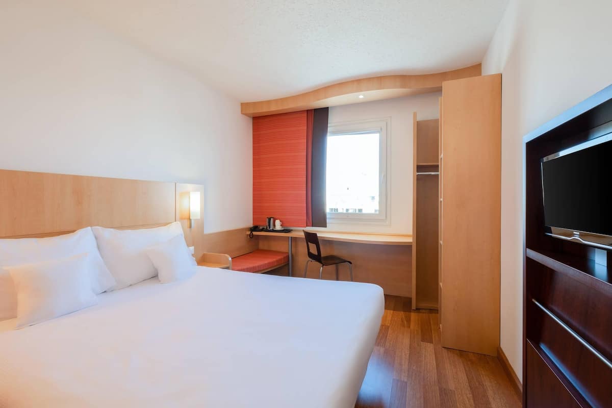 Quarto standard, 1 cama Queen, para não fumantes | Camas Select Comfort, escrivaninha, quartos à prova de som