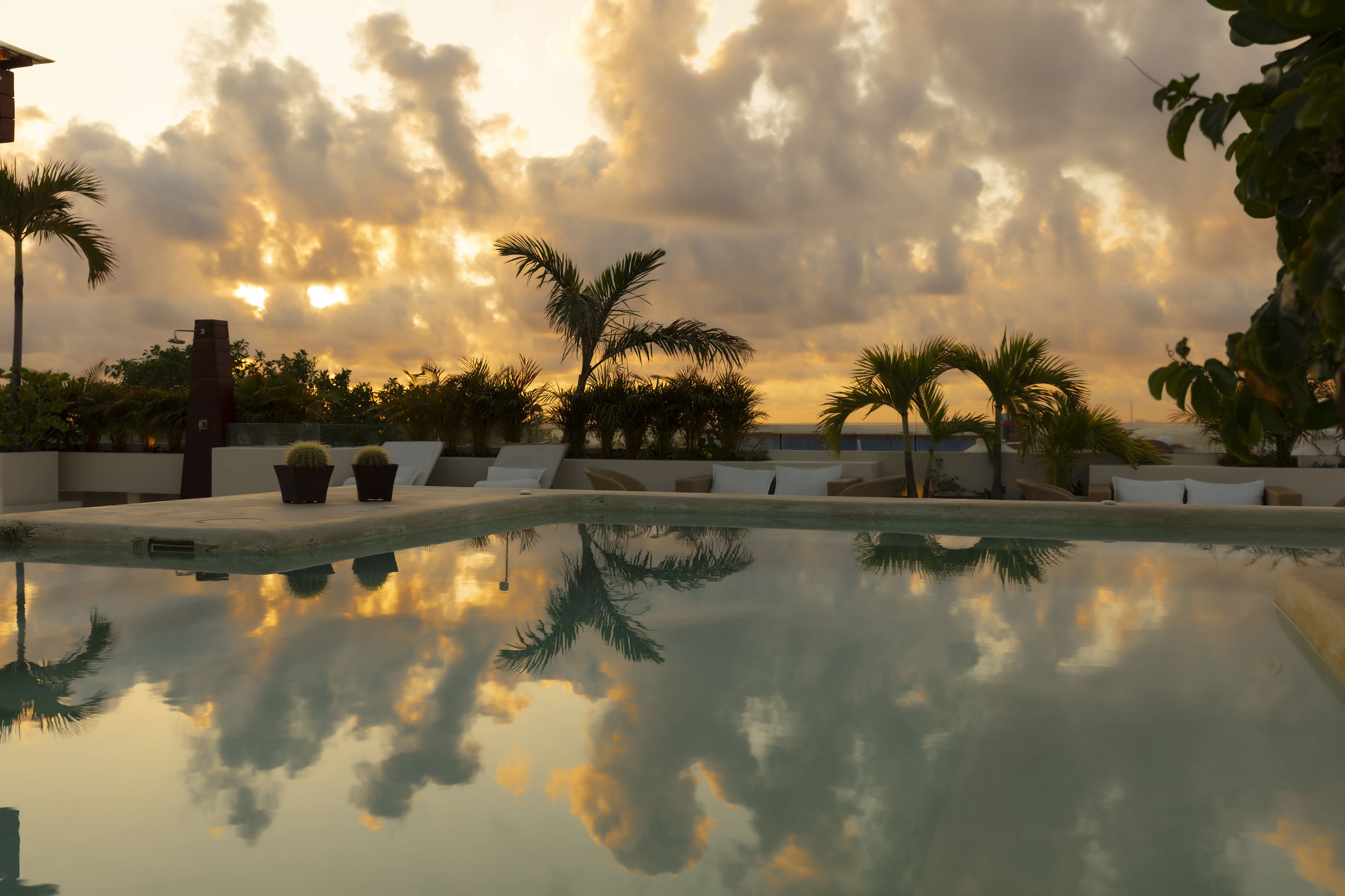 Piscina externa, funciona das 8h às 21h, guarda-sóis, espreguiçadeiras