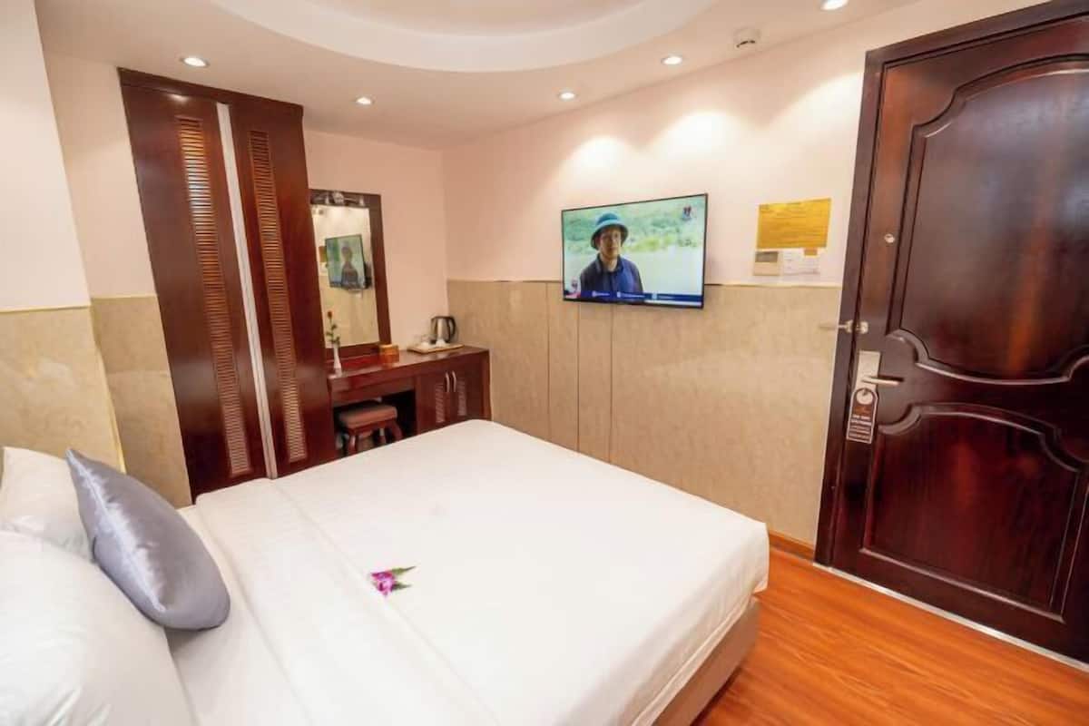 Minibar, cofre no quarto, secretária, ferro/tábua de engomar