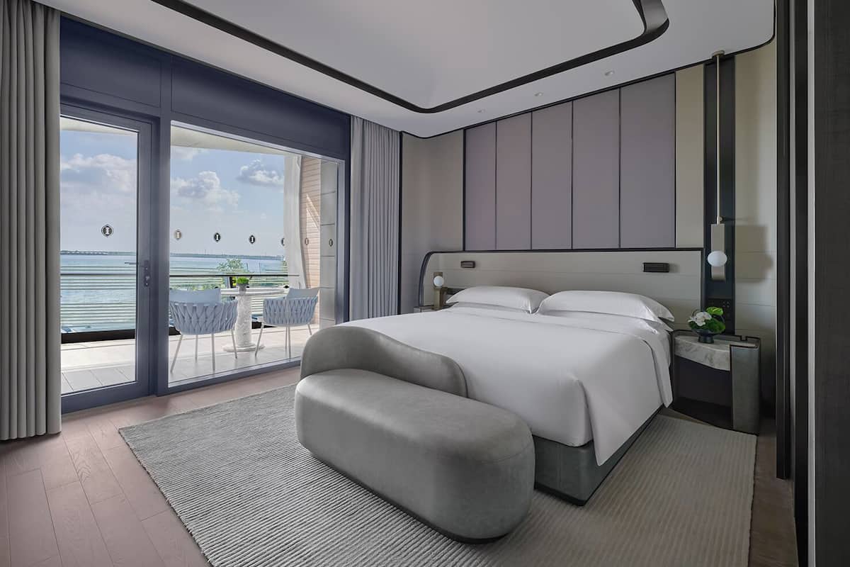 Quarto Clássico, 1 cama king-size, varanda, vista para o lago | 1 quarto, roupa de alta qualidade, minibar, cofre no quarto