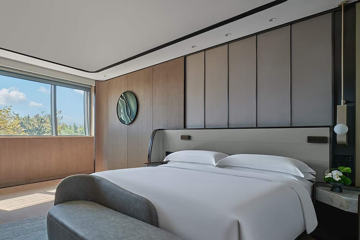 Quarto Premium, 1 cama king-size, acessível, varanda | 1 quarto, roupa de alta qualidade, minibar, cofre no quarto