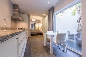 Apartamento Superior, 1 quarto, cozinha, no rés do chão | Cozinha privada | Uma chaleira elétrica 