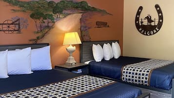 Quarto, 2 camas queen-size, não fumadores | Com decoração personalizada, secretária, cortinas/cortinados opacos