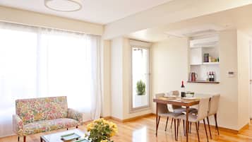 Apartamento luxo, 2 quartos, terraço, vista para a cidade | Área de estar | TV de tela plana