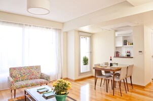 Apartamento Deluxe, 2 quartos, terraço, Vista para a cidade | Sala de estar | TV de ecrã plano 