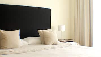 Apartamento (Triple) | Edredons de pluma, cofres nos quartos, escrivaninha, cortinas blackout